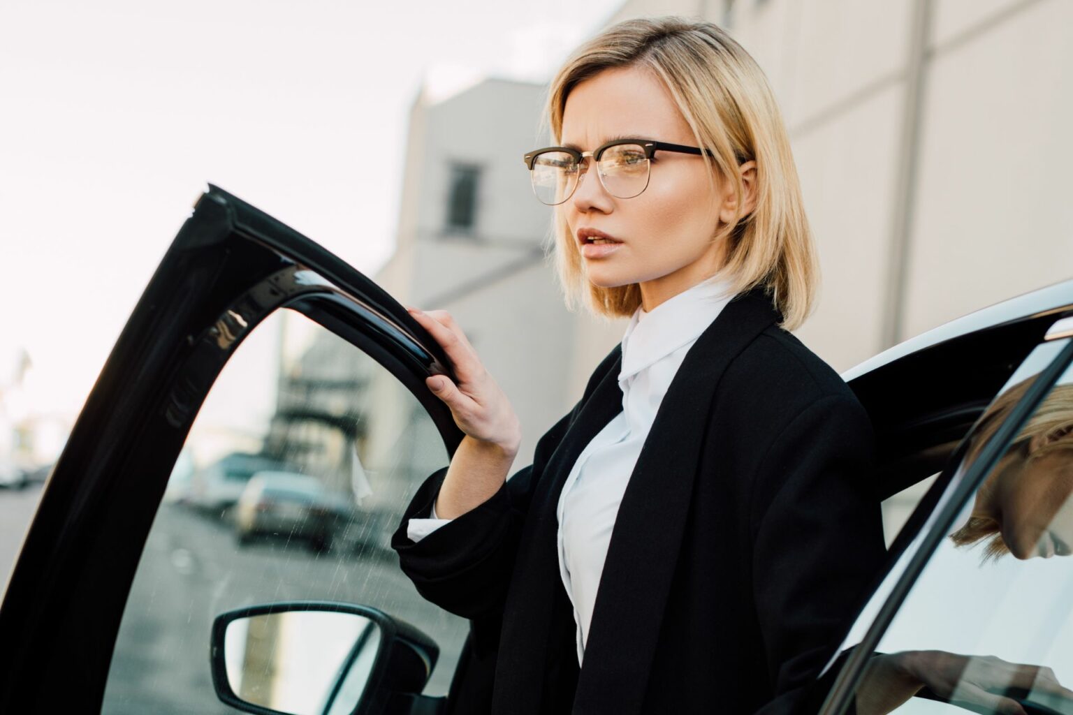 Uber by Women : Confidence and Safety for Women | Diak'Cars
